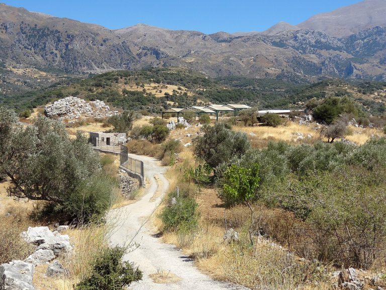 The Eteocretans and Breadcrumbs for Understanding the Keftiu